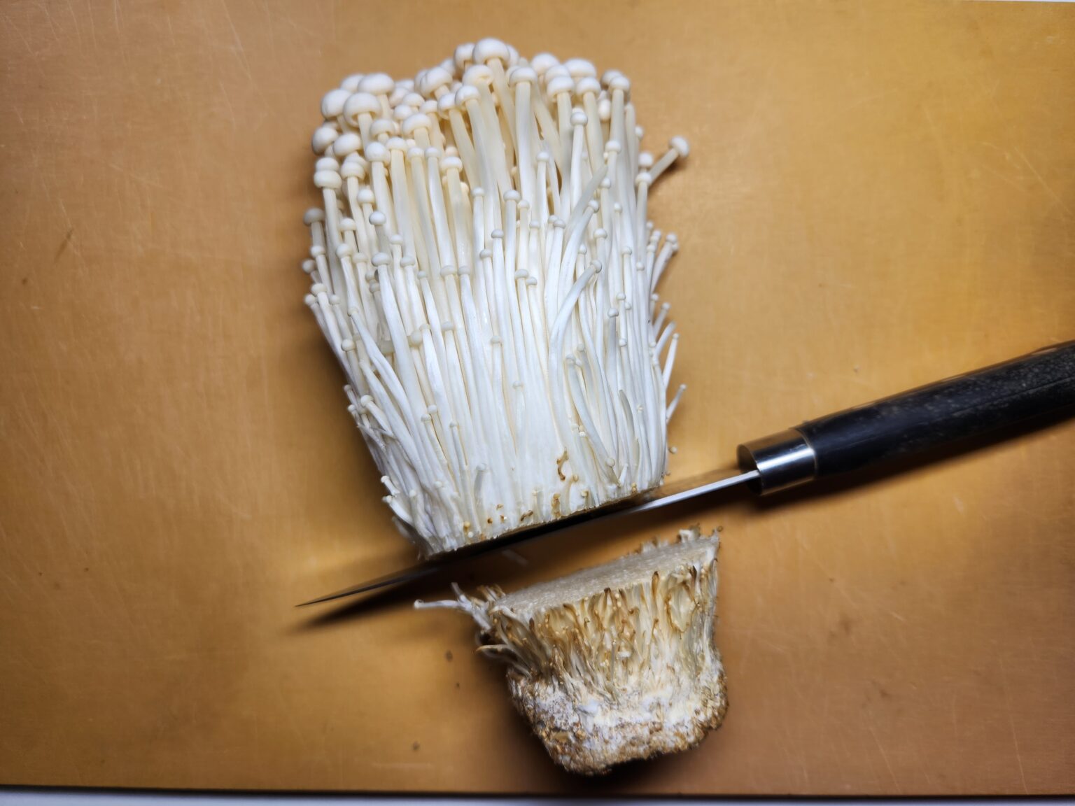 Mengenal Jamur “Enoki” yang Tak Tergantikan dalam Masakan Rumahan – すかSUKI